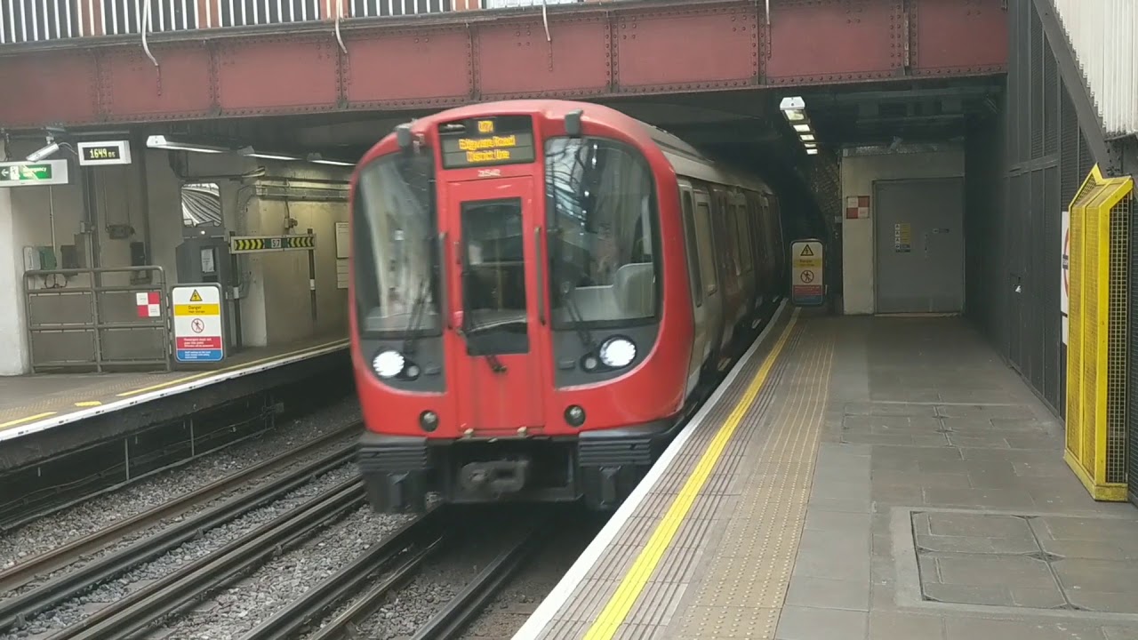 HD Fulham Broadway Station, District Line trains from westbound ...