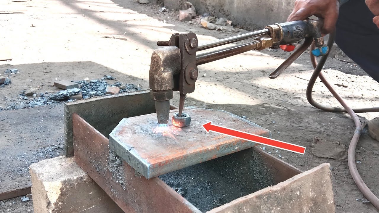 How to hole a plate by gas cutting!Handyman idea! गैस कटिंग से मशीन ...