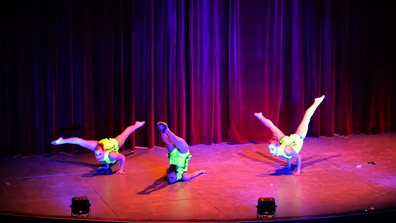 Trio Acro Show 2015 - YouTube