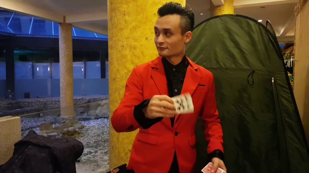 Malaysia Kimmy Liew magician close up magic walk about - YouTube