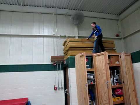 3 girls jumping off ledge - YouTube