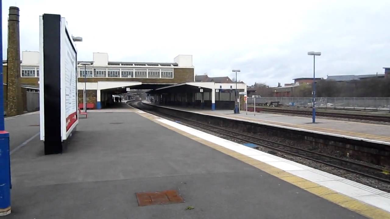 Banbury station with Nunney Castle passing through - YouTube