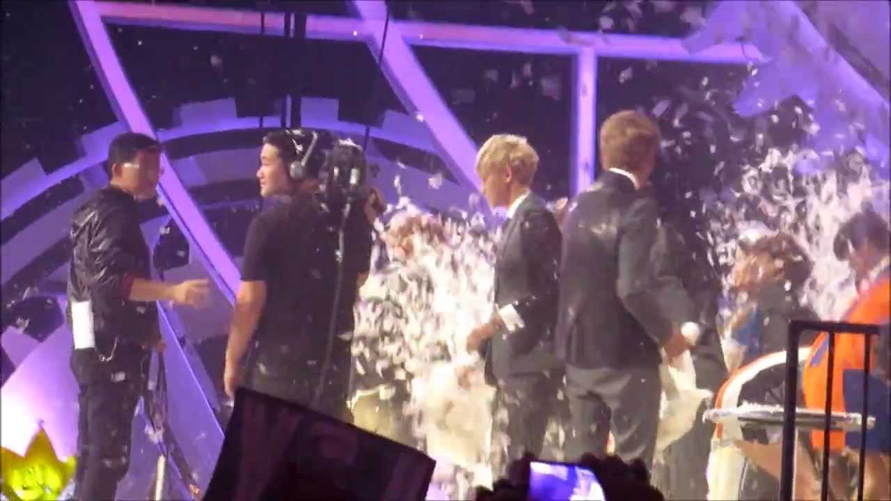 [Fancam]131122 EXO at MAMA Ending - YouTube