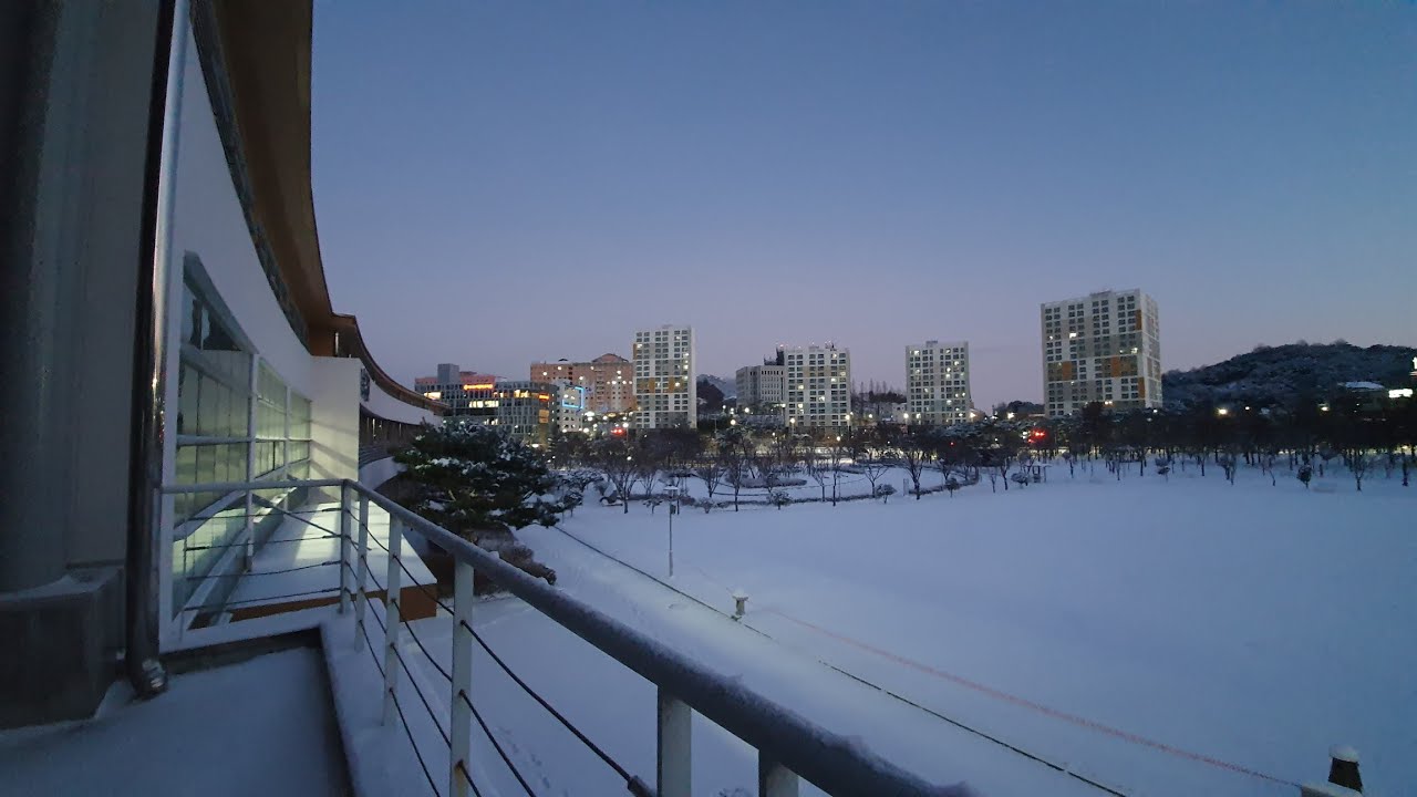 눈 내리는 출근길. 빛고을노인건강타운 - YouTube