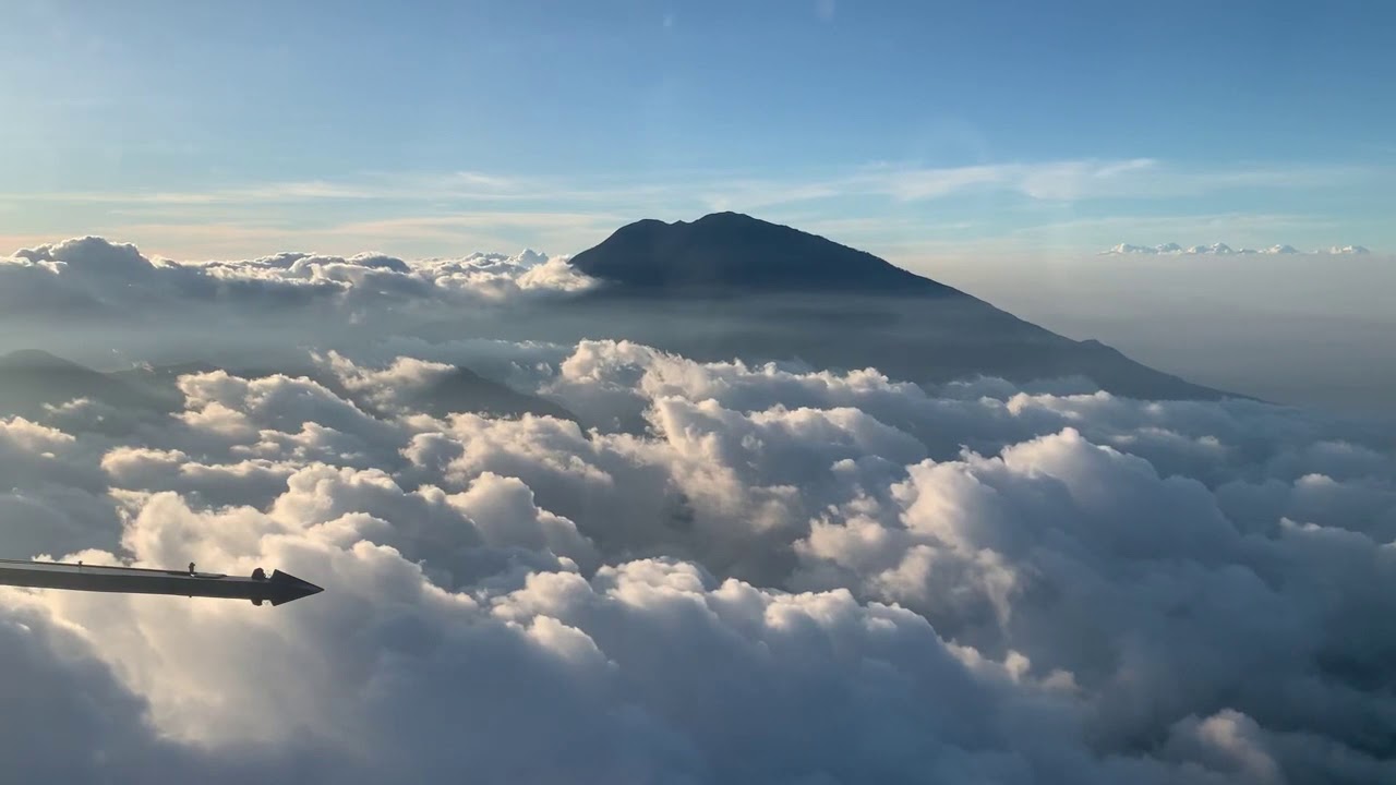 Melihat Puncak Gunung Lawu dari atas - YouTube