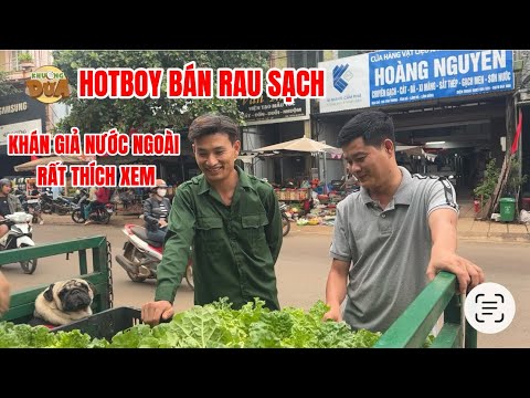 Khương Dừa phụ việc cho hotboy bán rau sạch và rẻ cho bà con, khán giả nước ngoài rất thích xem