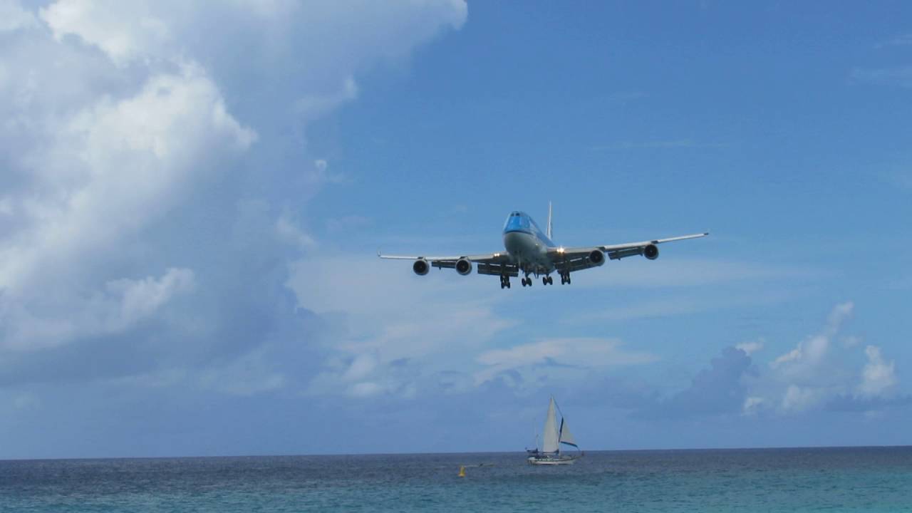 Kl 785 approach rwy 10 st.maarten - YouTube