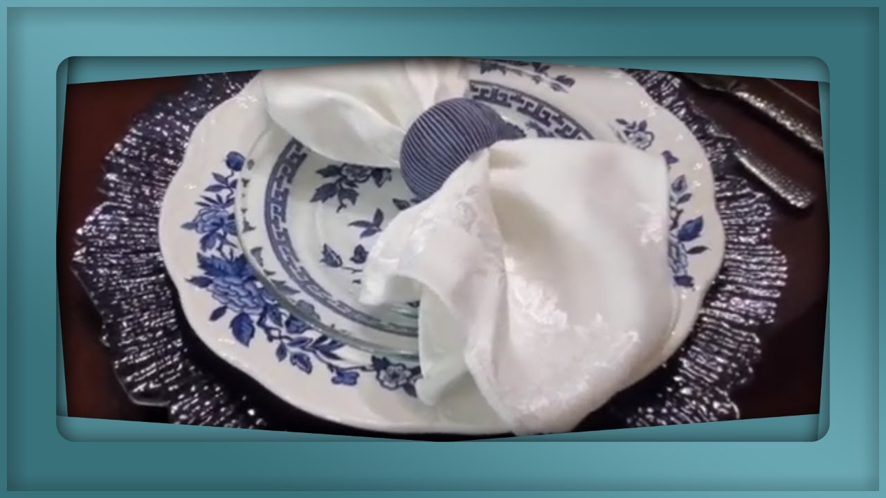 How to Decorate with blue and white table setting |The Winter Icy Decor ...