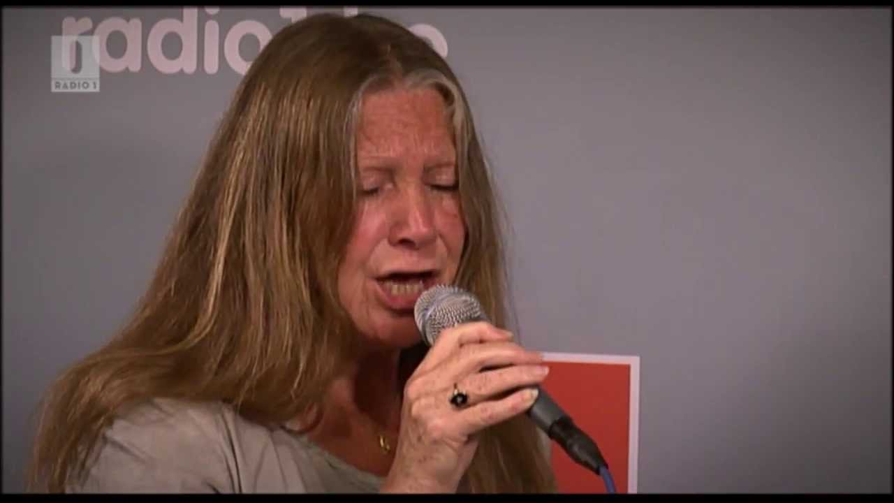 VERA COOMANS - NIETS IS VOOR ALTIJD // LIVE RADIO 1 SESSIE - YouTube