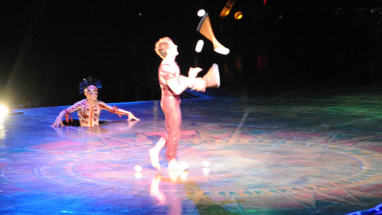 Juggler in Drallion van Cirque Du Soleil by Grand Arena Grandwest2 ...
