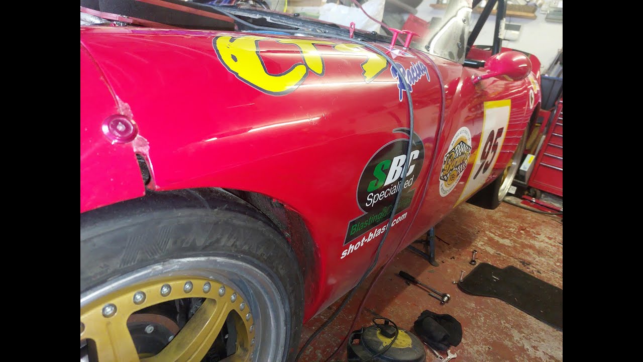 Preparation work to TVR 95 getting ready for Donington Park 17 ...