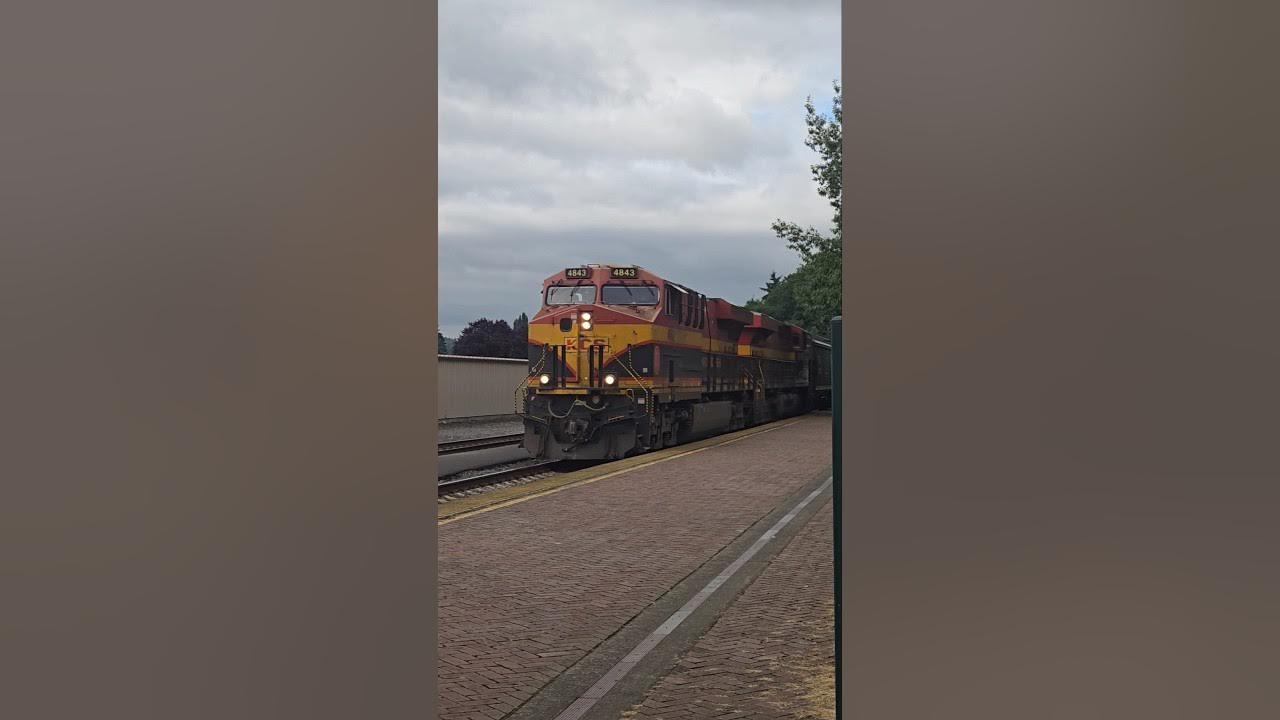 kcs 4843 leading a northbound grain train through Centralia. filmed with @County_Railfan - YouTube