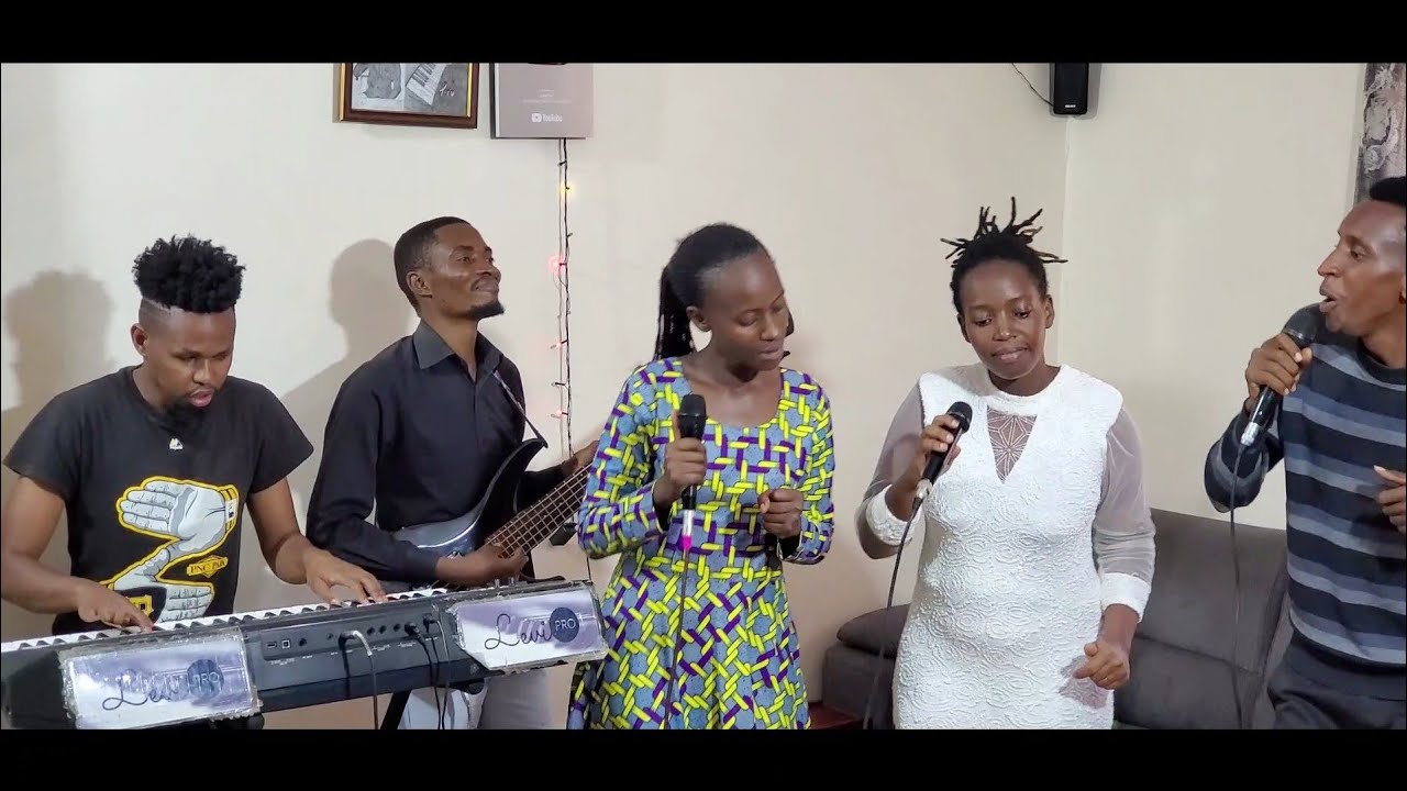 Hakuna Mungu Kama Wewe Bwana, Tutaimba Hossana - YouTube