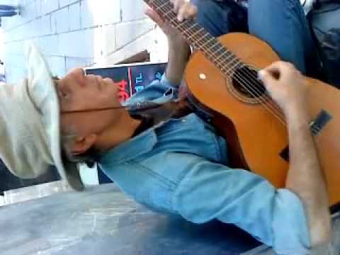 Amcamız iyi gitar çalıyor