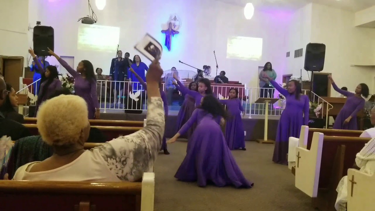 Emmanuel Temple COGIC Praise Dancers "Miracles" by James Fortune - YouTube