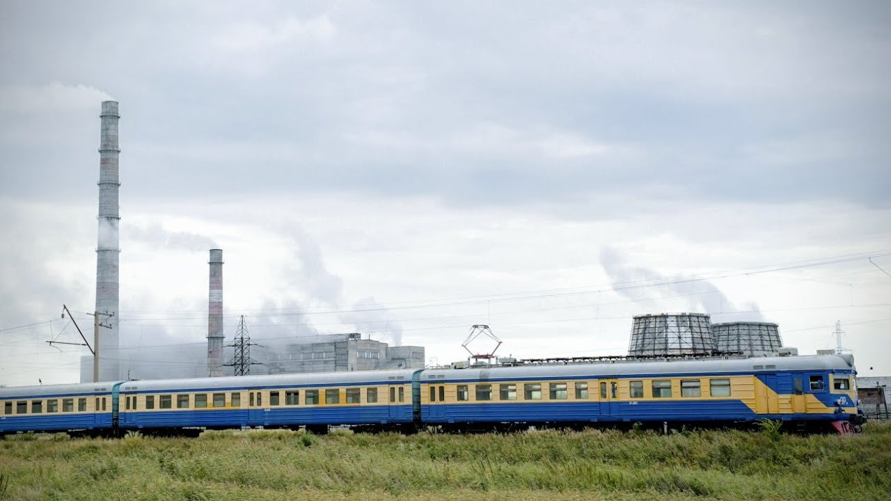 Old Soviet train in Stepnogorsk Kazakhstan ЭР22-19 (ステプノゴルスクのソ連型電車 ER22 ...