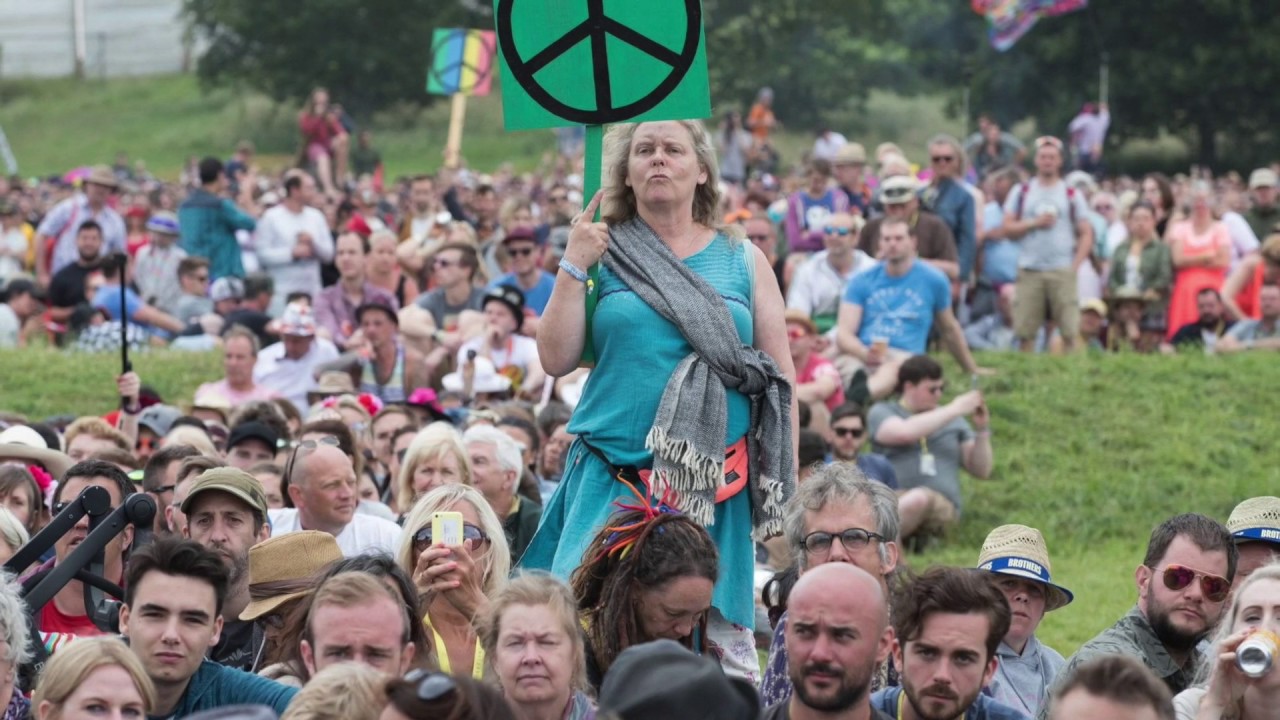 World's Biggest Human PEACE SIGN, Glastonbury 2017 - YouTube