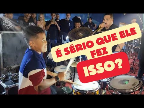 Levi Batera tocando com Banda Som e Louvor
