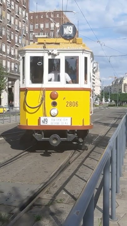 K típusú nosztalgia villamos halad be a Deák-on!🚊#nostalgia #bkk #tram @Bkv-csapat - YouTube