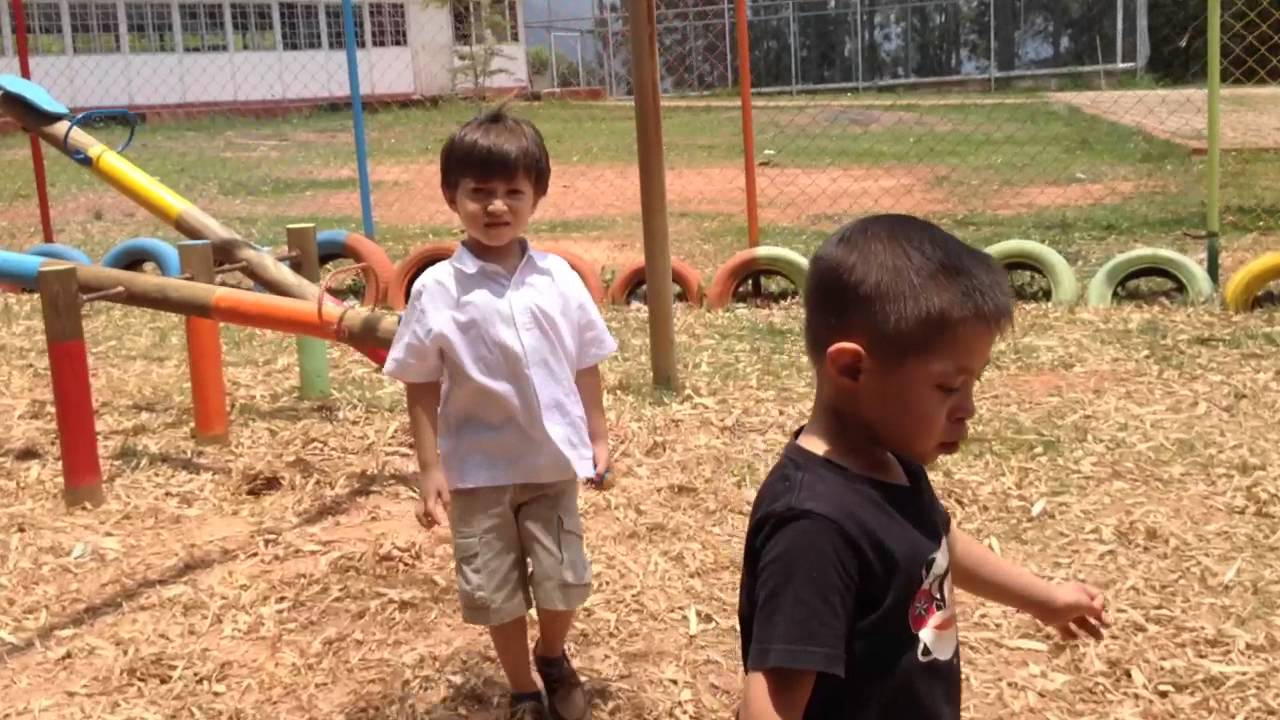 Con los primos en el parque de juegos - YouTube
