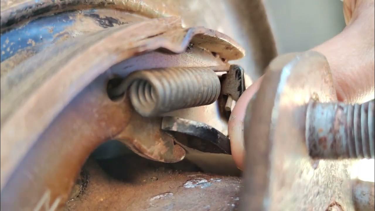 Планка разводки колодок стояночного тормоза левая. Ниссан Кашкай j10. 2 ...
