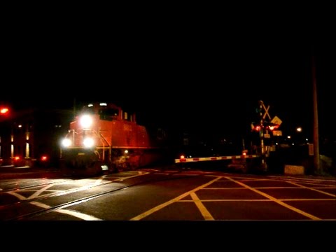 SHORT CN TRAIN WITH SURPRISING LASH UP - YouTube