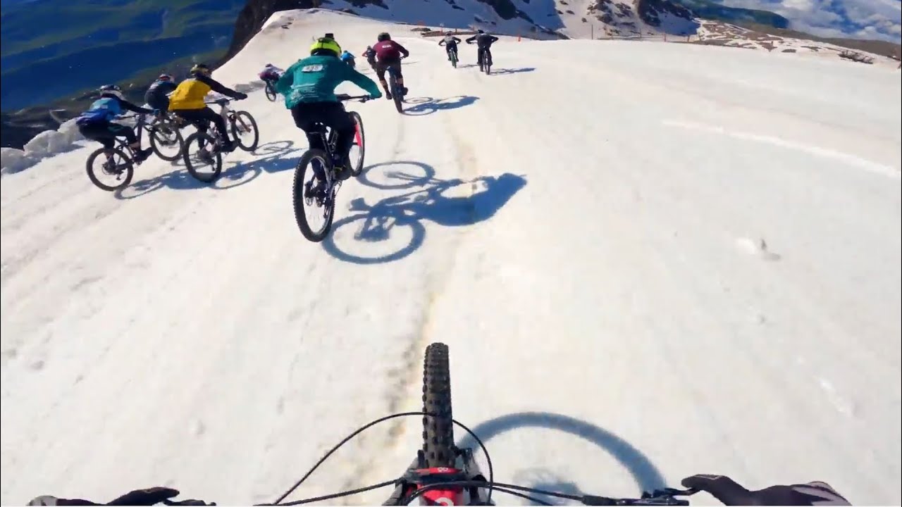 MEGAVALANCHE 2021 - 100kmh on the Alpe - YouTube