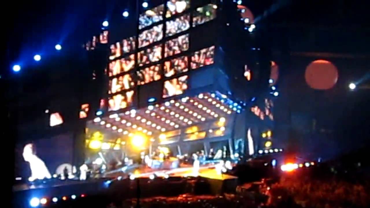 MUSE - Back in Black (feat Nic Chester dei Jet ) live a Milano - YouTube