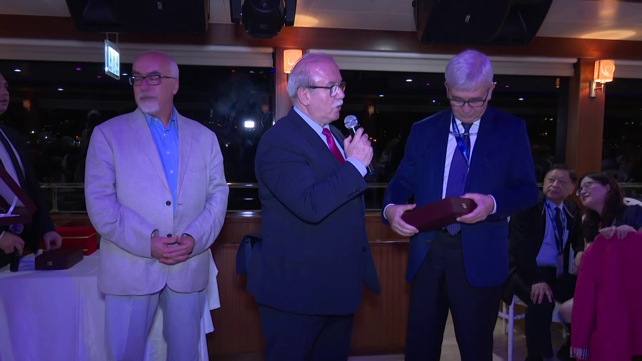 WCOG Kongresinde Dr. Necati Örmeci'ye Plaket Sunumu - YouTube