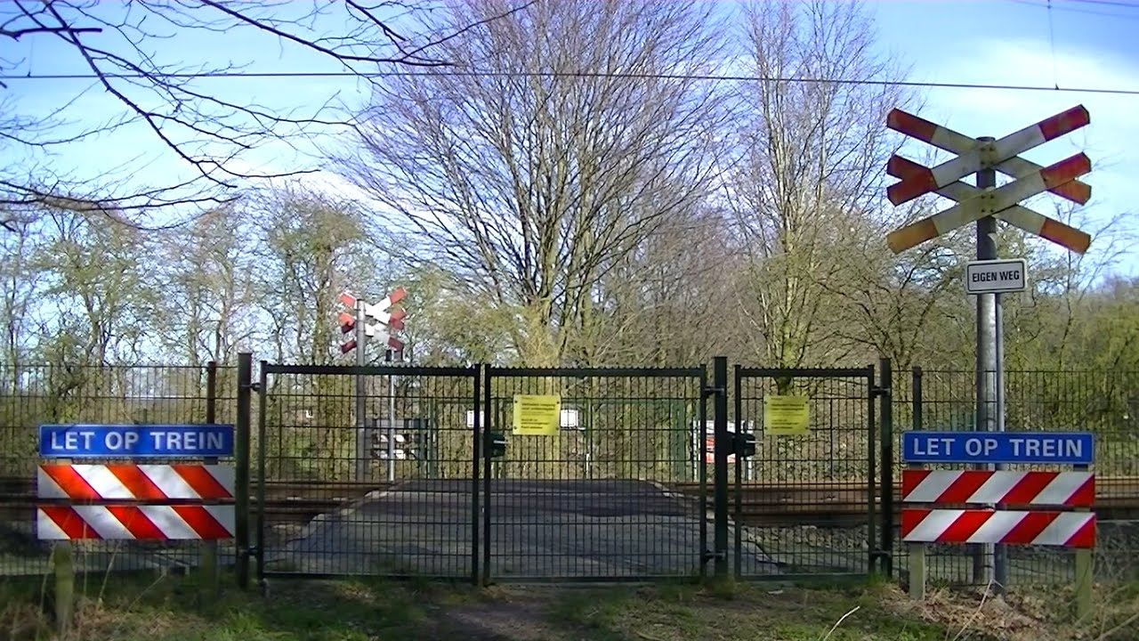 Spoorwegovergang Twello // Dutch railroad crossing - YouTube
