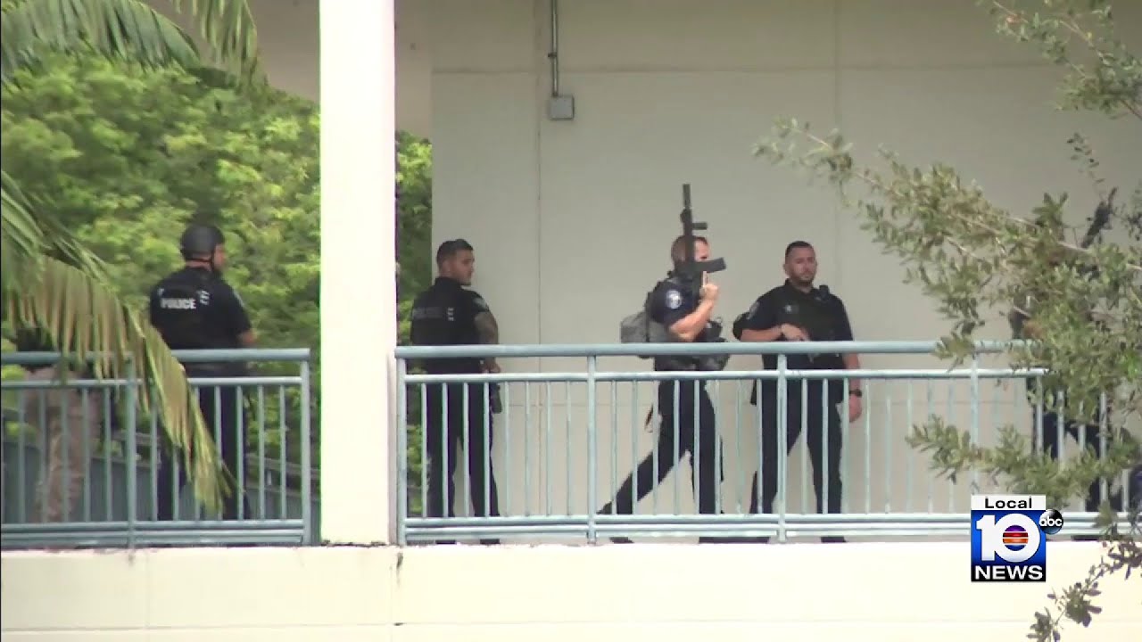 Police: Lockdown lifted at McArthur High School in Hollywood - YouTube