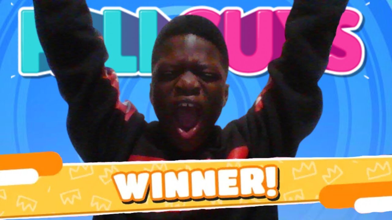 I FINALLY GOT MY FIRST FALL GUYS CROWN ! - YouTube