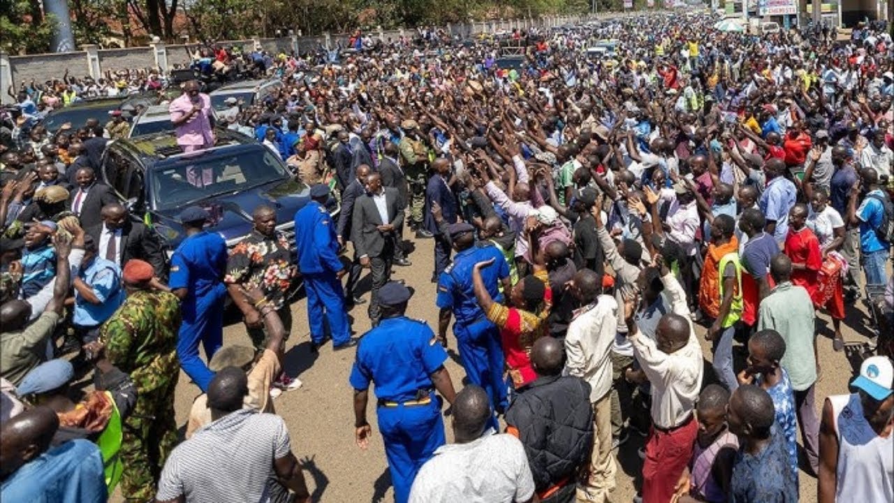 FULL DRAMA! PRES RUTO FORCED TO END HIS ISIOLO TOUR AS YOUTHS HECKLE & BOO AT HIM, ALMOST STONE ...