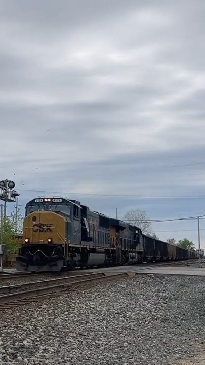 CSX 4526 leading C611 in Nappanee Indiana - YouTube