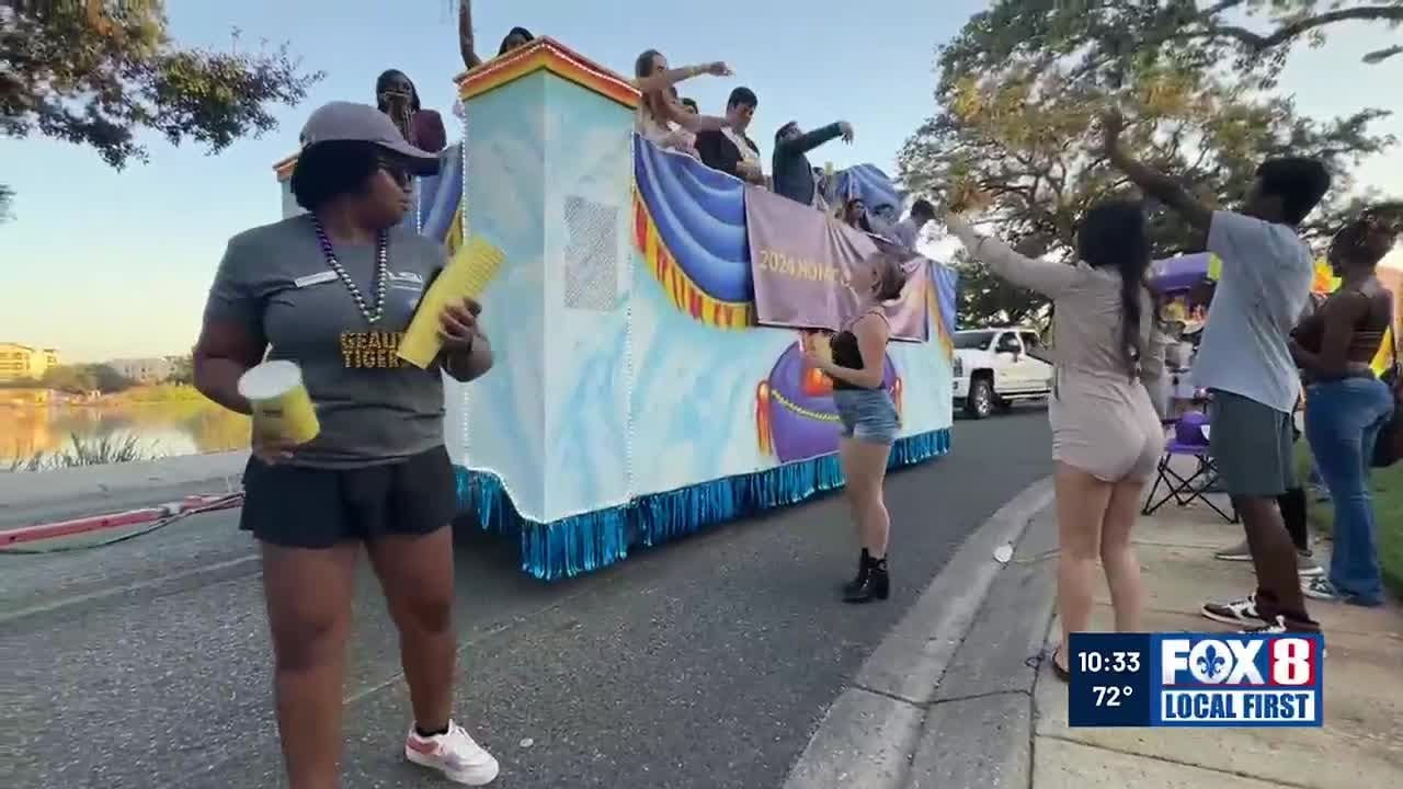LSU kicks off its homecoming parade - YouTube