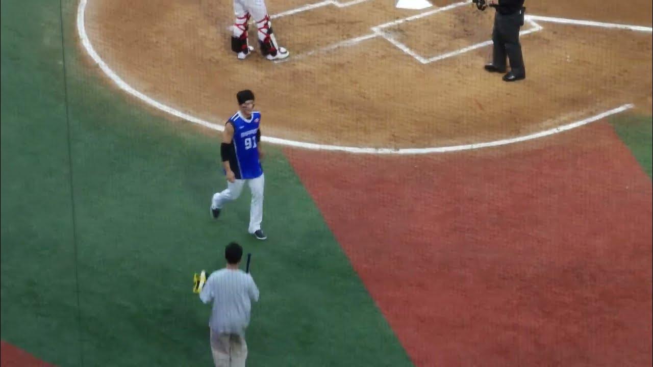 [직캠, 4K] '동희진' 2024 KBO 올스타전 롯데 윤동희 배구 선수 김희진 퍼포먼스 장면 - YouTube