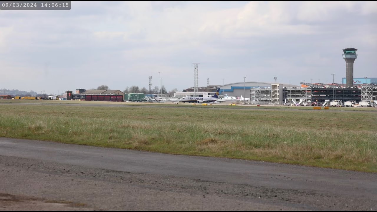 Luton Arrivals and Departures Live - YouTube