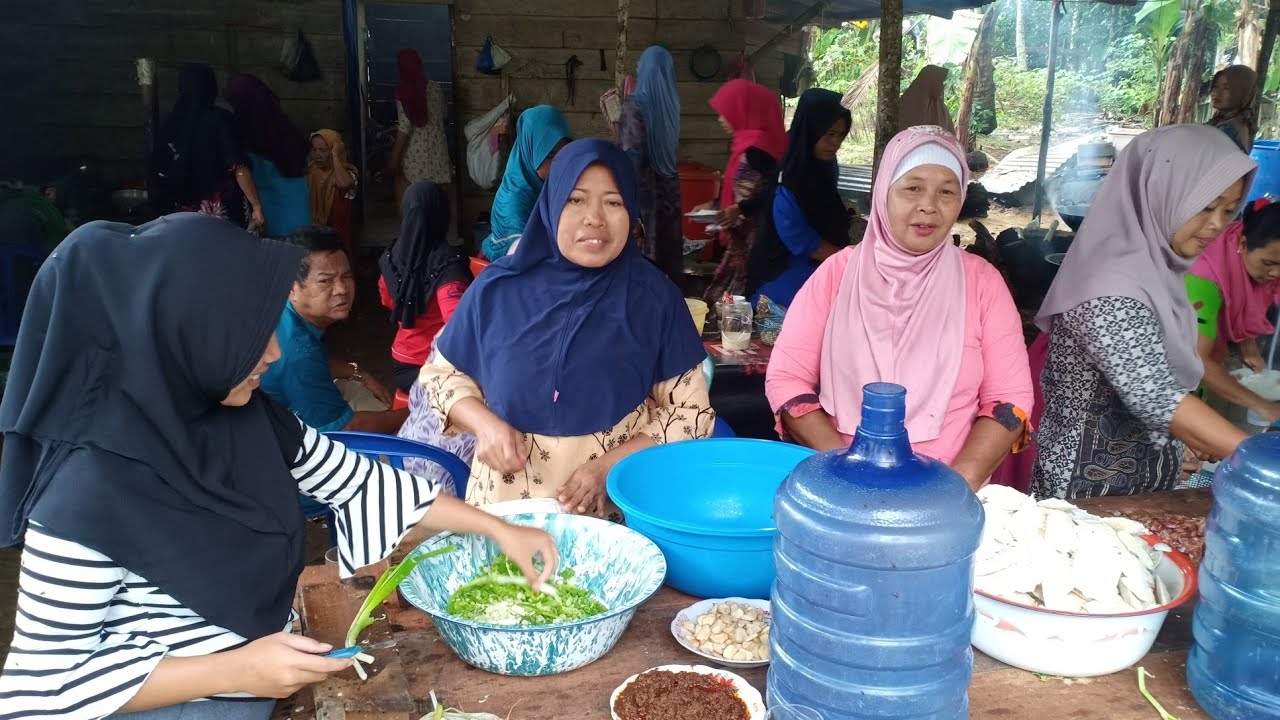 Suasana Dapur Saat Rewang Tempat Orang Jawa Medan Wedding DESI ...