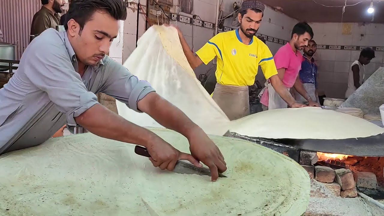 Pakistani Biggest Rumali Roti | Manda Roti Making | Samosa Patti & Roll ...