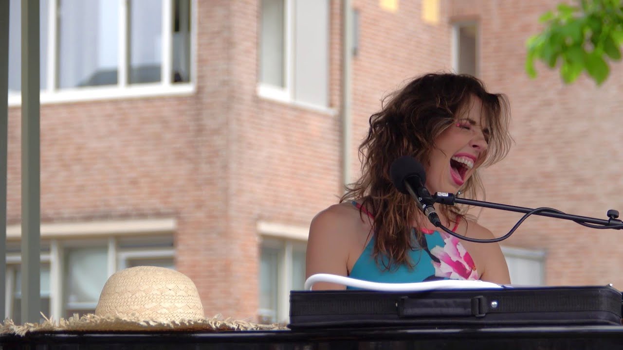 Brenda Bee - Verzet (fragment Live bij Tuintheater de Kring in ...