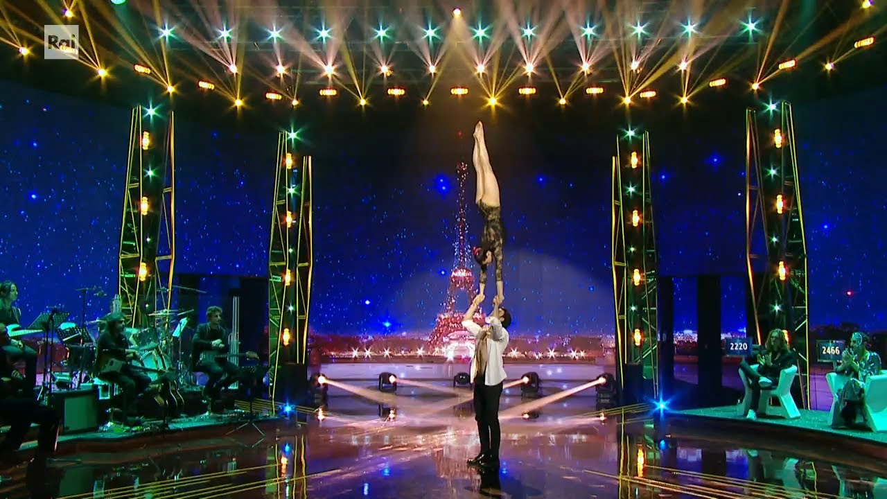 Le acrobazie del Duo Fire Acrobats - Dalla strada al Palco 18/04/2023 ...