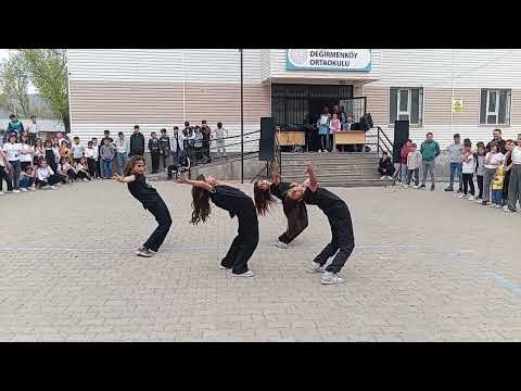 Bitlis Güroymak Değirmenköy Ortaokulun 7/A sınıfının 23 Nisan Blackpink dansı
