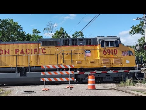 UP 6910 leads MFWEW-28 ft UP 1988 The Katy, Houston TX 2023 - YouTube