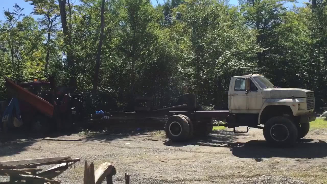 F800 4x4 pulling big 4x4 Mack - YouTube