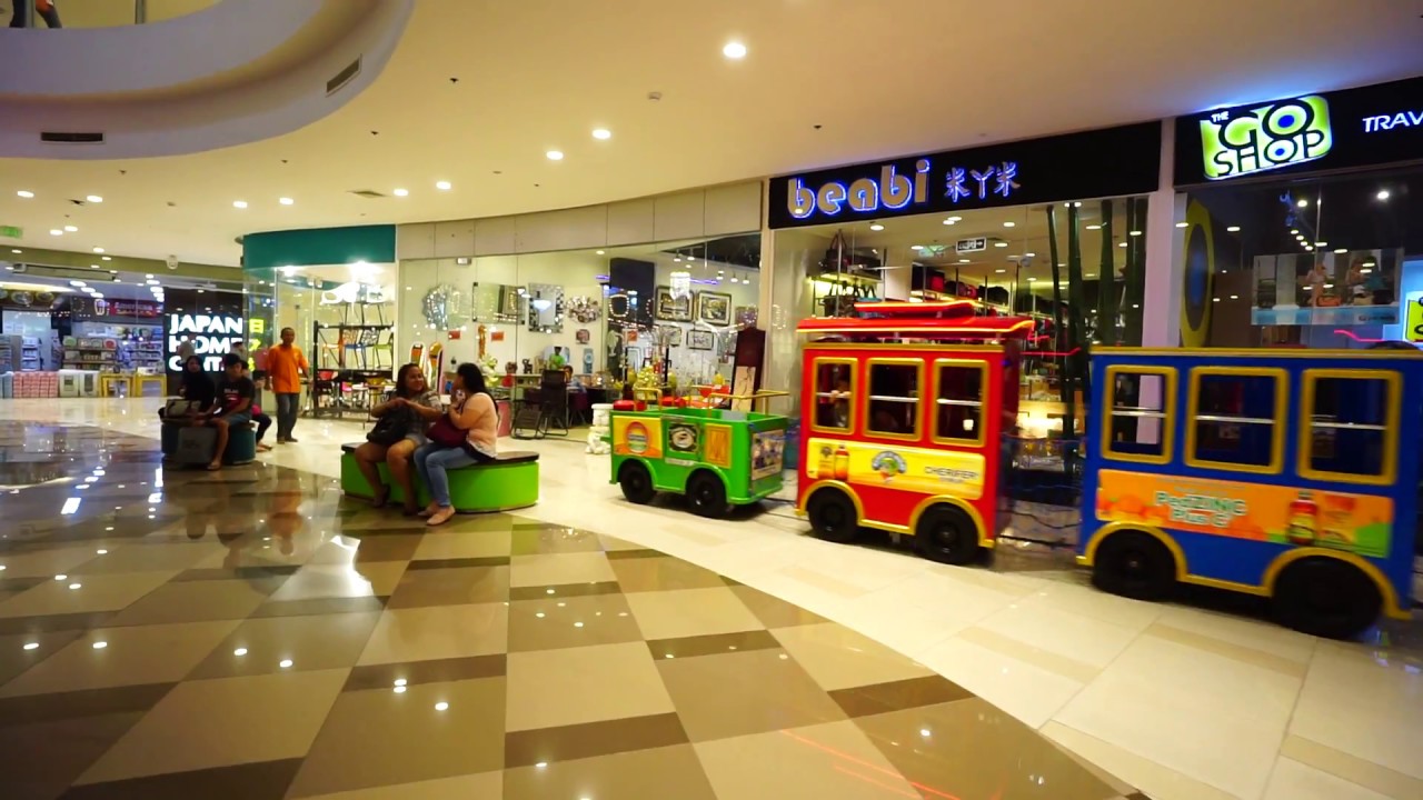 Philippines, Fairview Terraces, Escalator ride down to ground floor ...