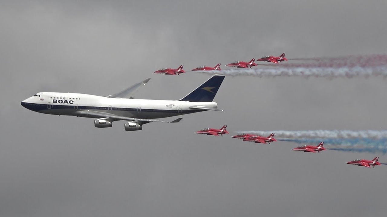 Spectacular formation Red Arrows & Boeing 747 retro style RIAT 2019 ...