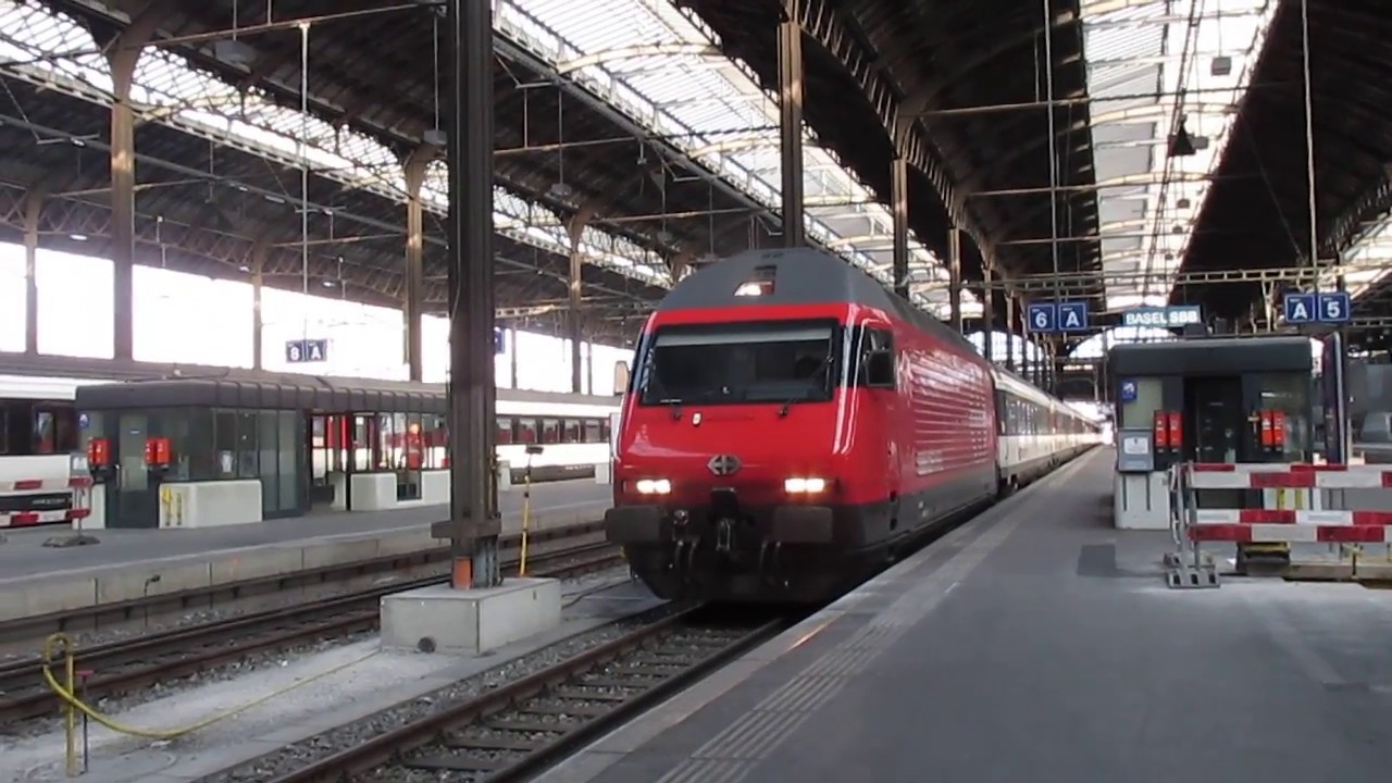 Basel: train IC 61 Basel - Bern - Interlaken Ost (locomotive nr. 460 ...