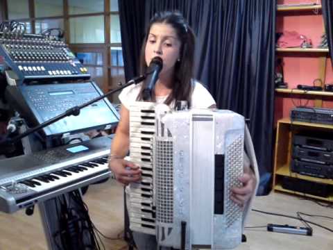lucia y su acordeon hogar cangas - YouTube