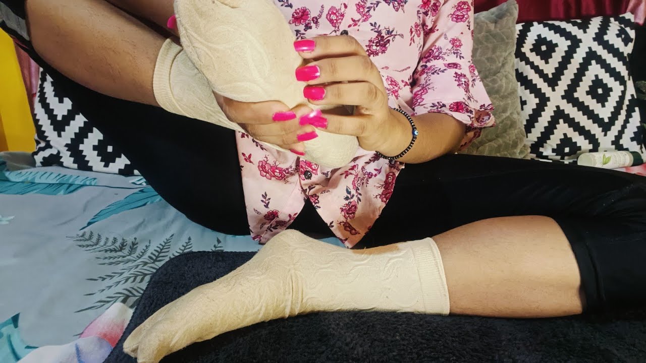 ASMR Feet, Scratching Nylon #feet #foot #asmr #nylon #scratch - YouTube