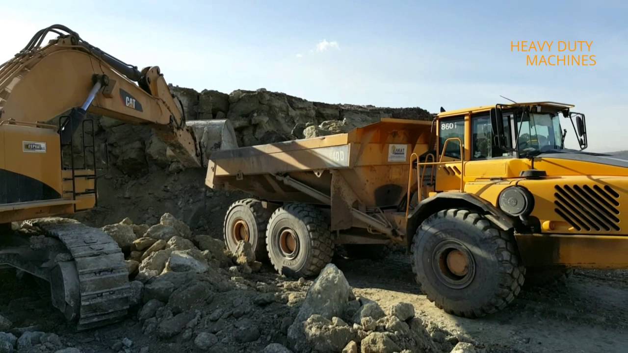 CATERPILLAR 385C LME LOADING ROCKS - YouTube